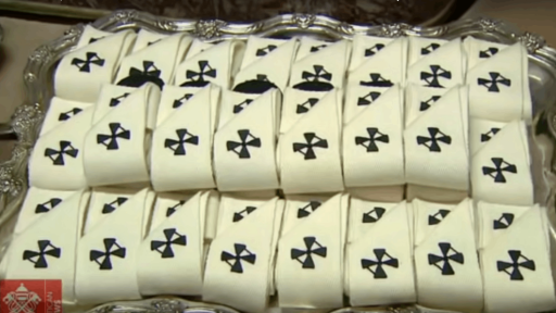 Entenda o que é o Pálio usado pelo Papa e arcebispos - Notícias