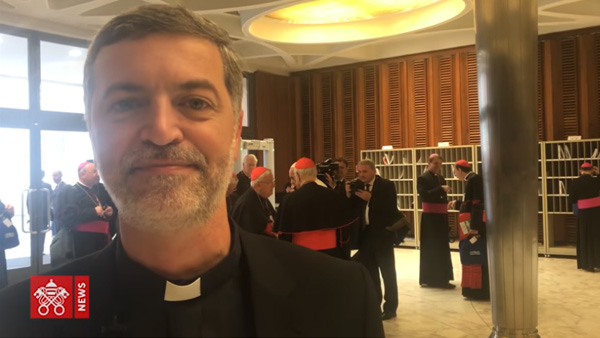 Presença dos jovens dá toque especial ao Sínodo, diz padre brasileiro