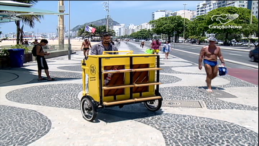 Músico inventa nova forma para se apresentar: ele criou a piano bike