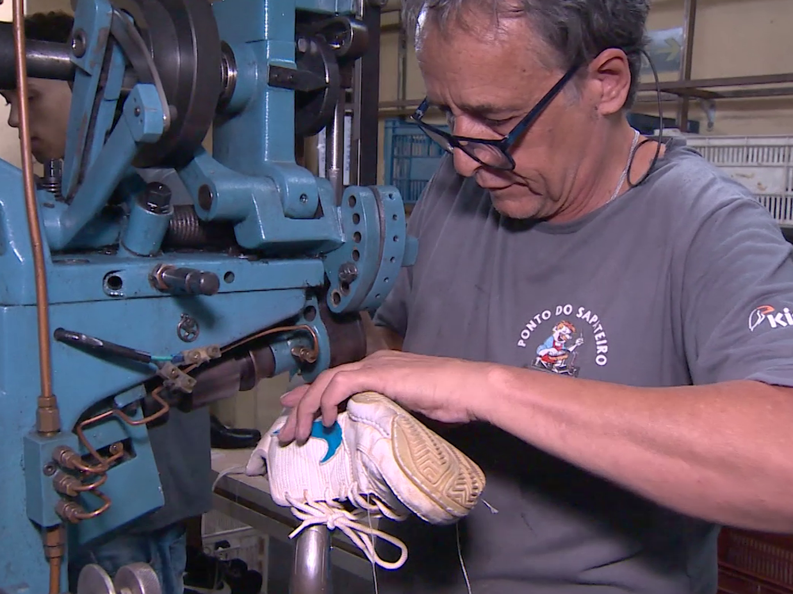 Reportagem homenageia uma das profissões mais antigas: o sapateiro ...