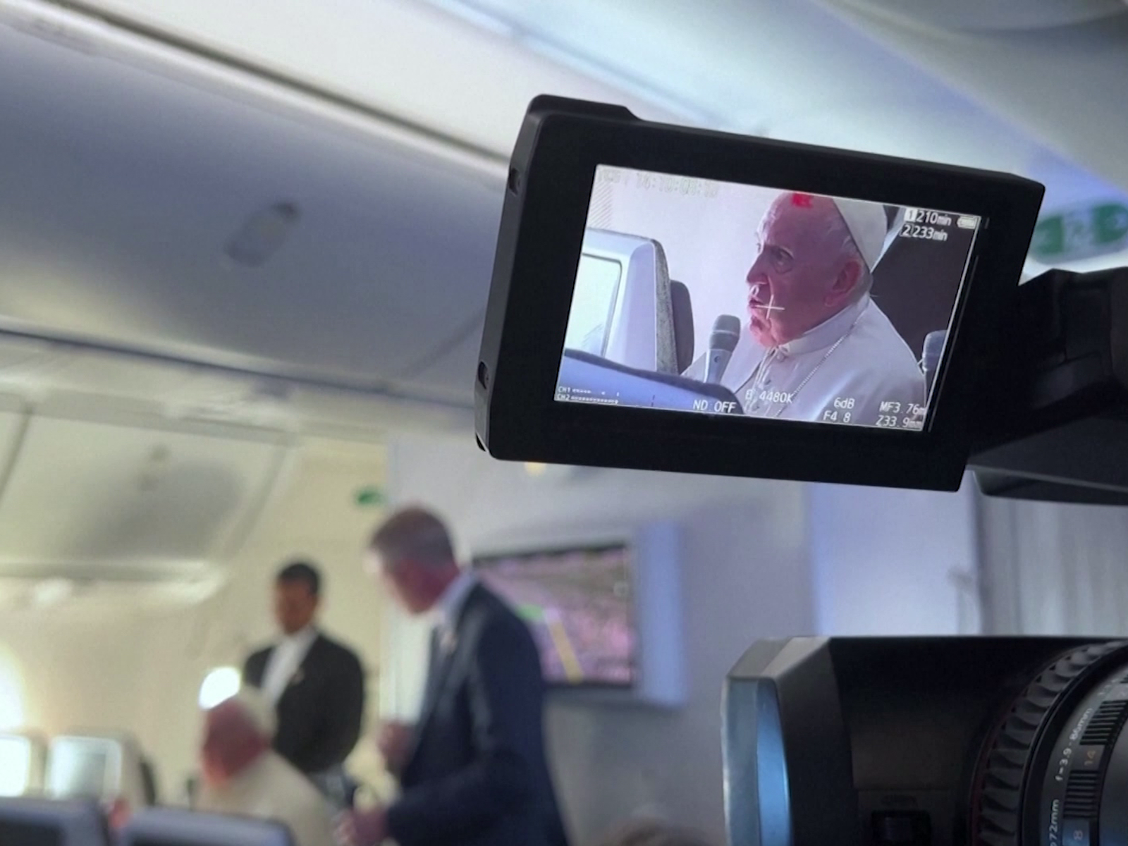 Papa concede entrevista coletiva durante voo para Roma