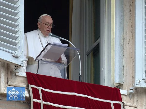 Papa reza o Angelus na festa da Imaculada: "confiemo-nos hoje a Maria"