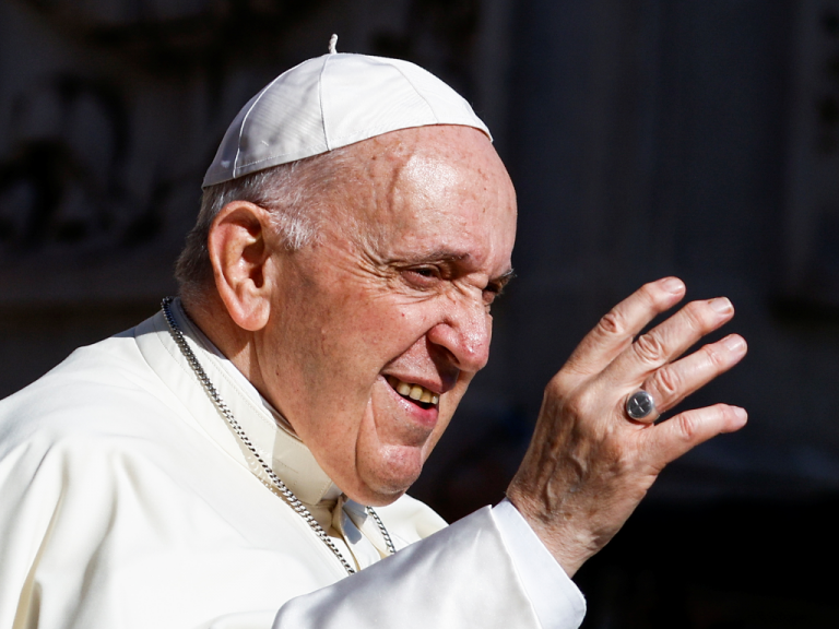 Papa: com o coração ardente e pés a caminho, anunciar Cristo a todos