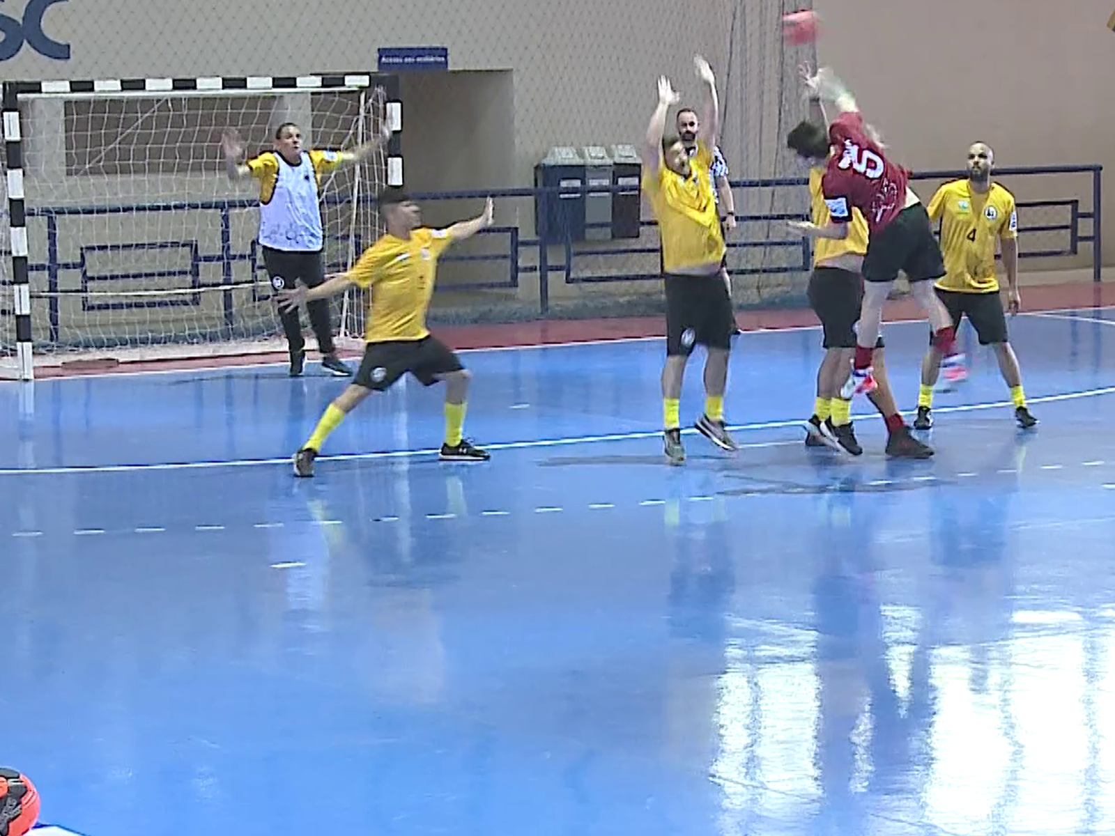 Atletas com deficiência auditiva participam de torneio de handebol