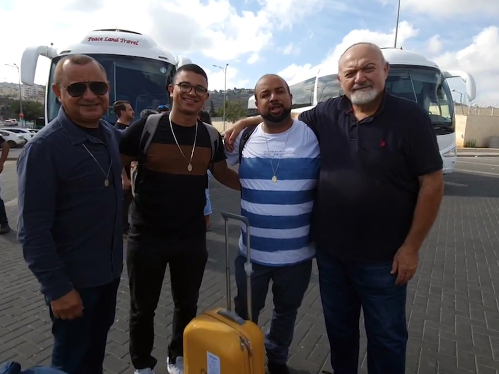 Chega ao Brasil primeiro voo de brasileiros resgatados em Israel Chega ao Brasil primeiro voo de brasileiros resgatados em Israel