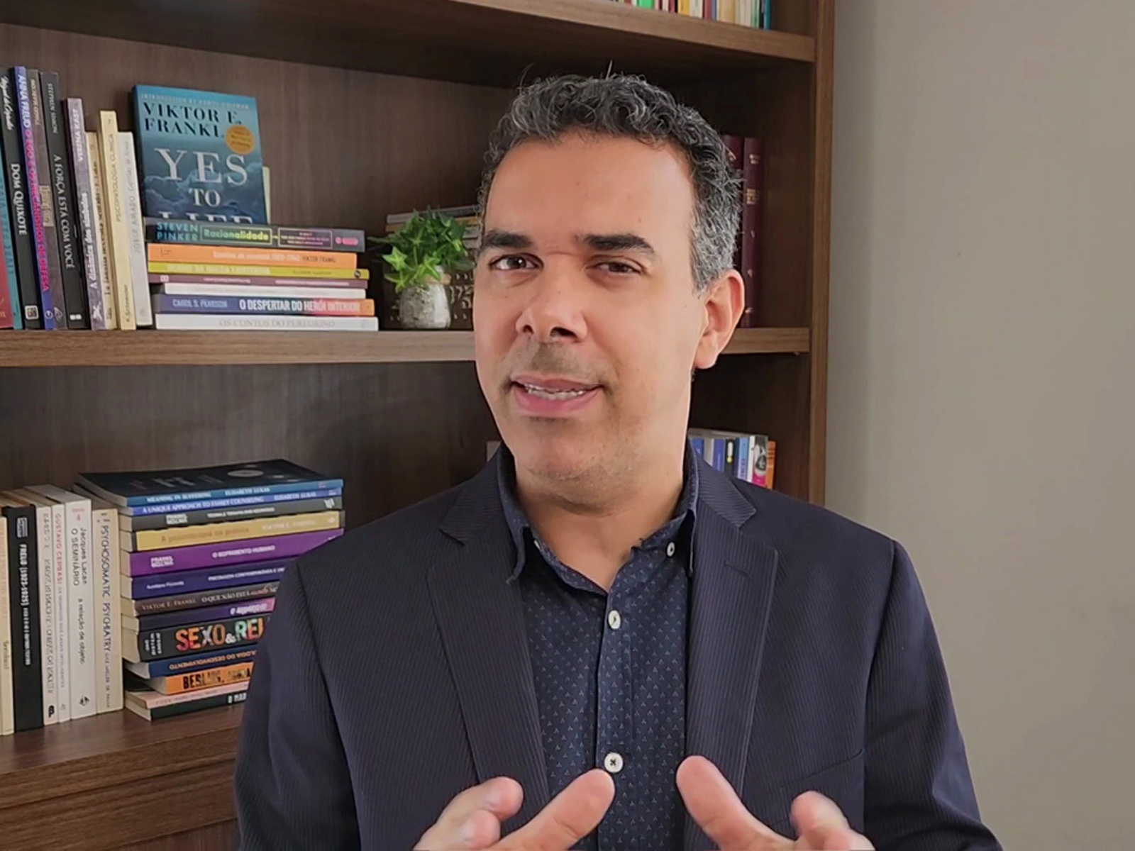 Psicólogo Élison Santos conversa sobre a felicidade
