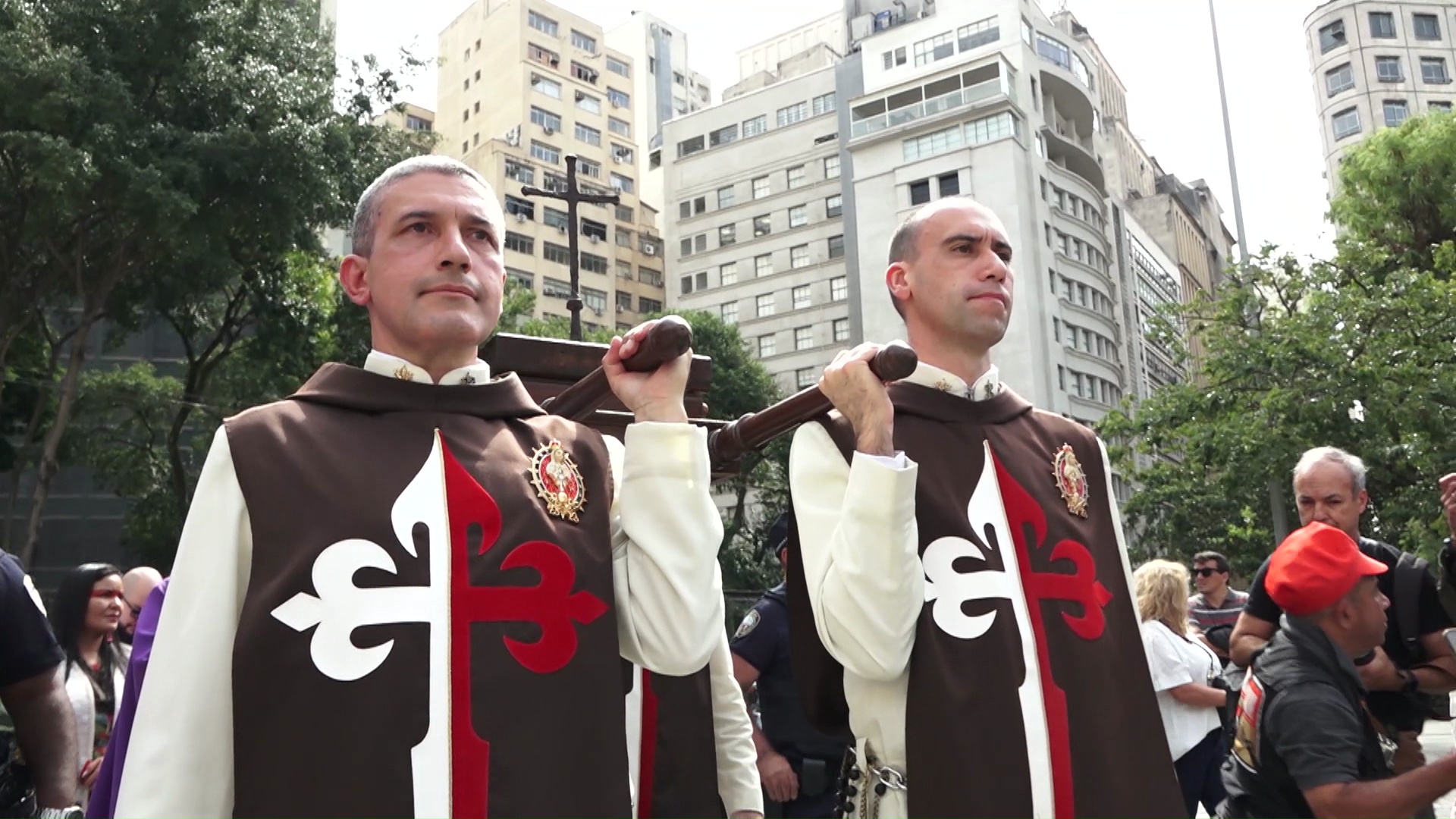 Em São Paulo, fiéis acolhem a cruz da primeira missa no Brasil