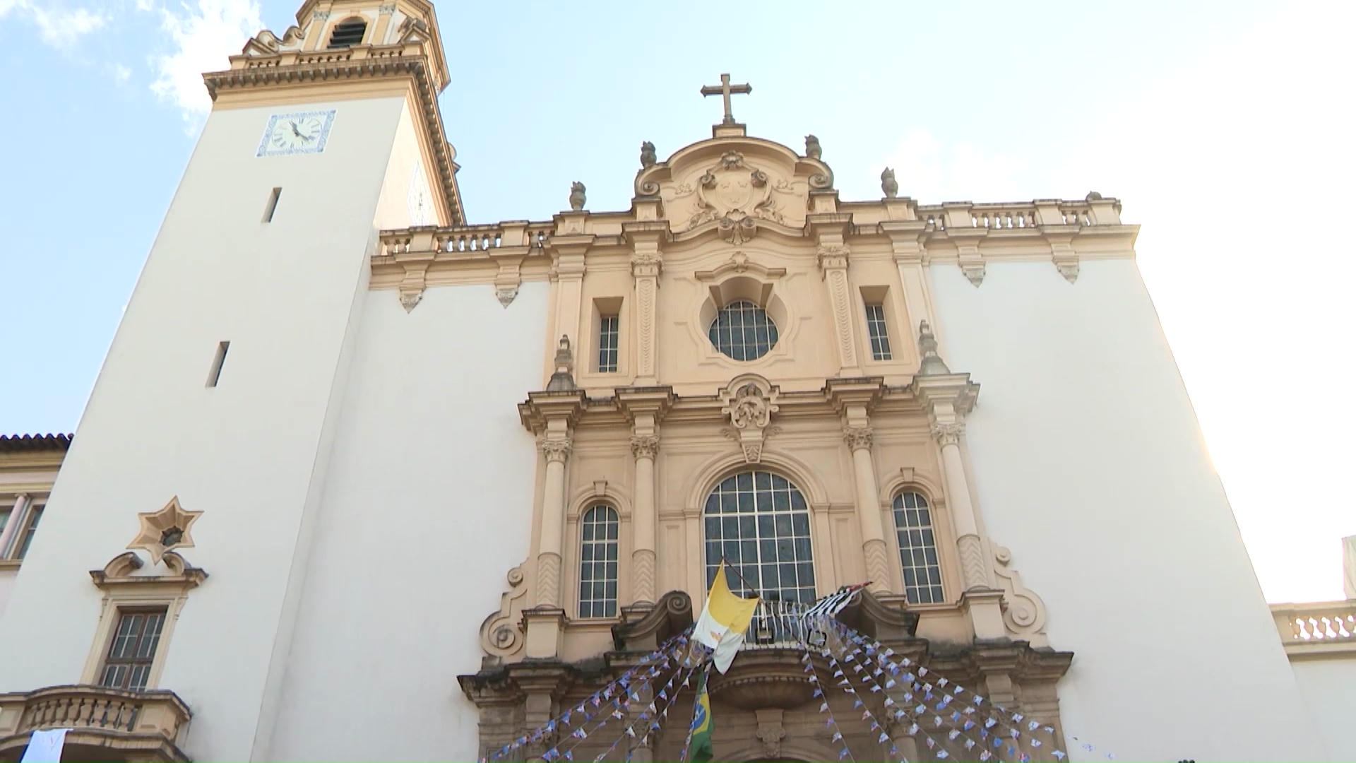 Basílica de Nossa Senhora do Carmo em SP atrai fiéis no dia da padroeira