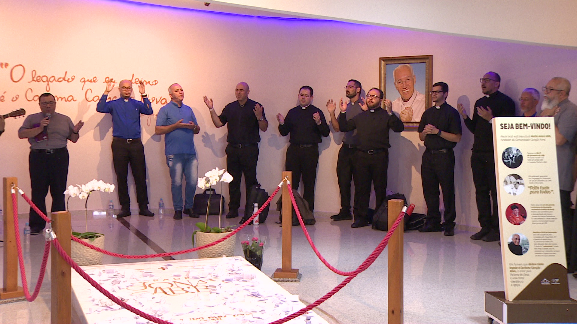 Padres se reúnem em momento de oração no túmulo de Padre Jonas Abib