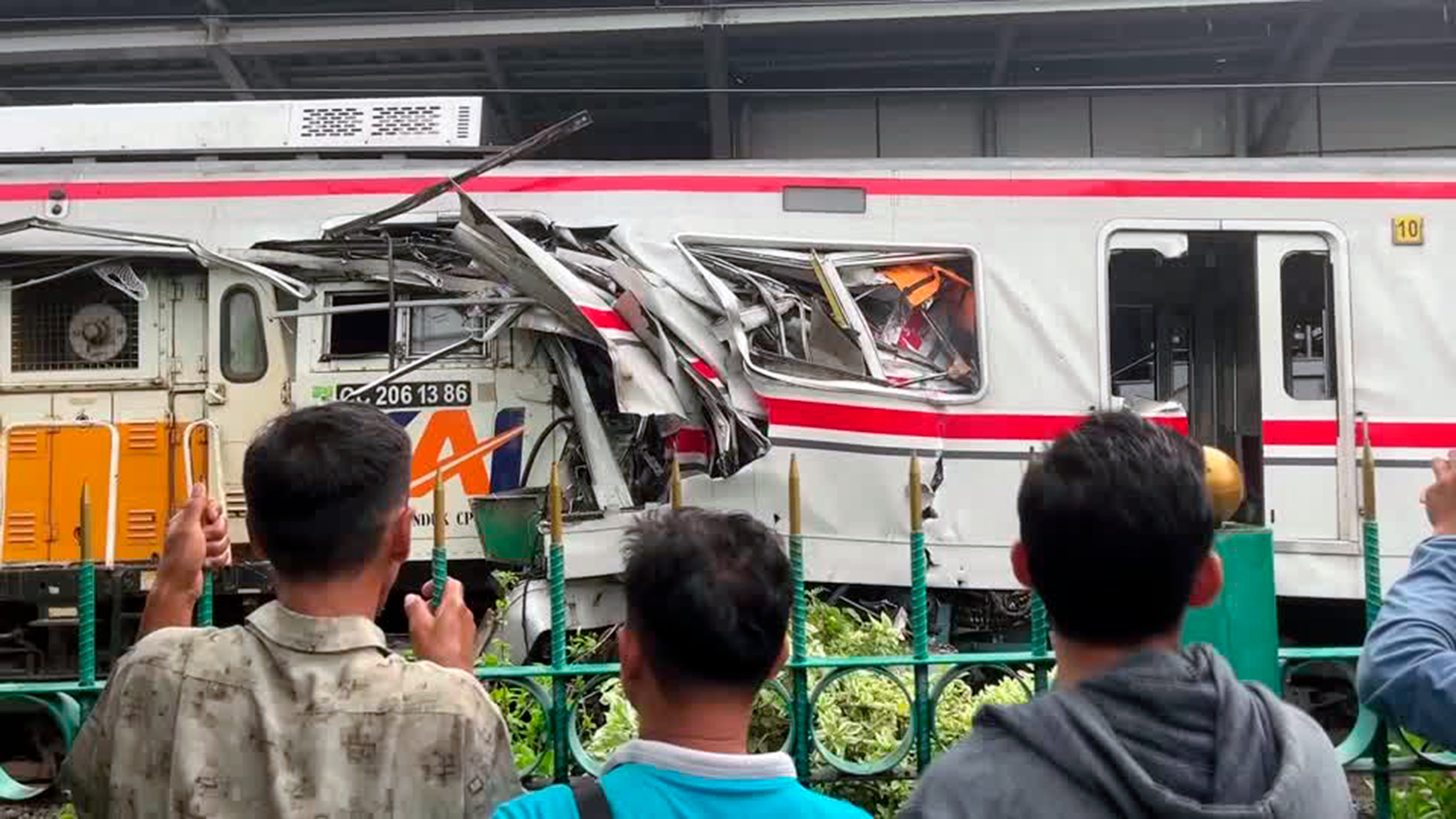 Colisão envolvendo trem deixa 14 mortos na Indonésia