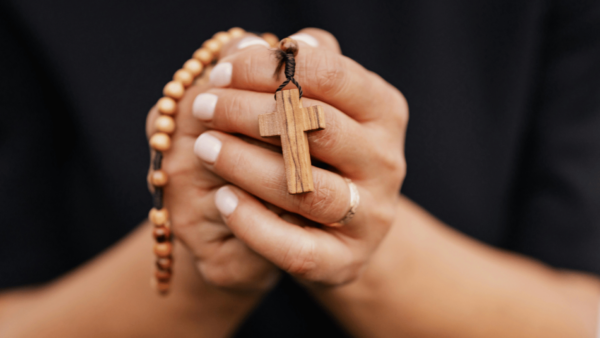 Mais paz, menos ansiedade: padre revela os frutos da oração diária