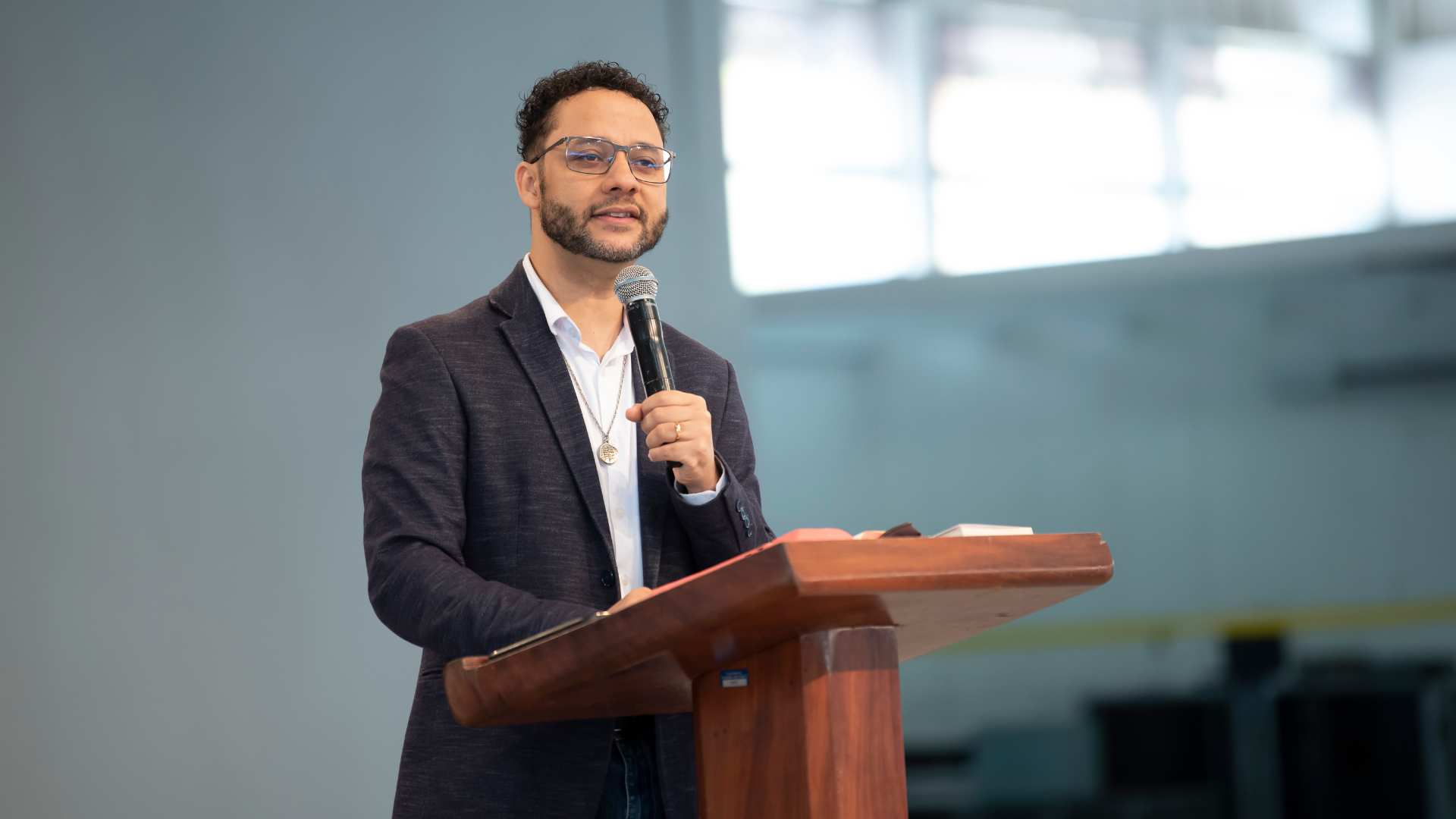 Contra quem e com quais virtudes deve se combater