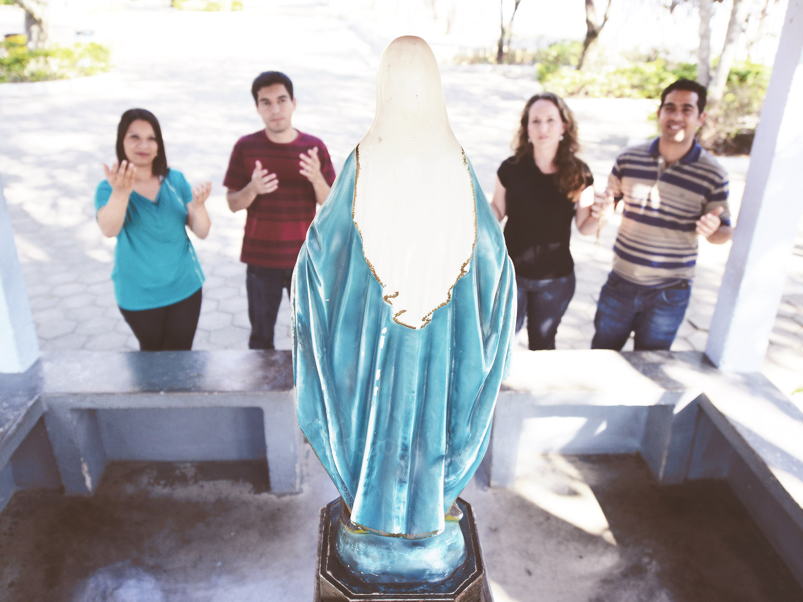 Qual é a diferença entre venerar e adorar?