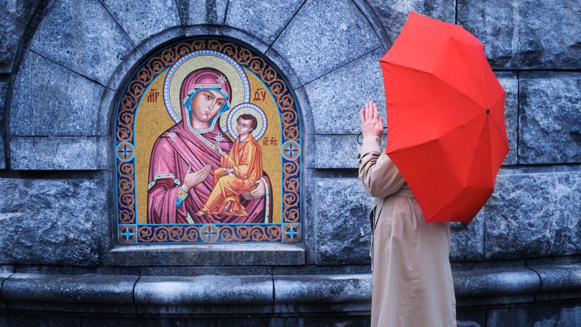 Qual é a diferença entre venerar e adorar?