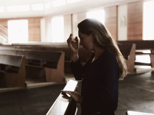 Como cristãos, por que e como devemos fazer o sinal da cruz?