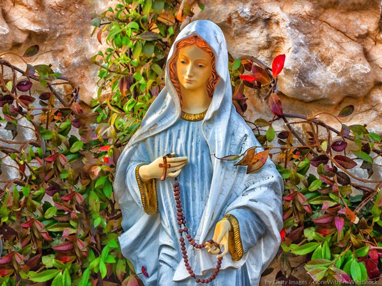 Maria, Mãe de Jesus, é mulher de oração contínua e singela