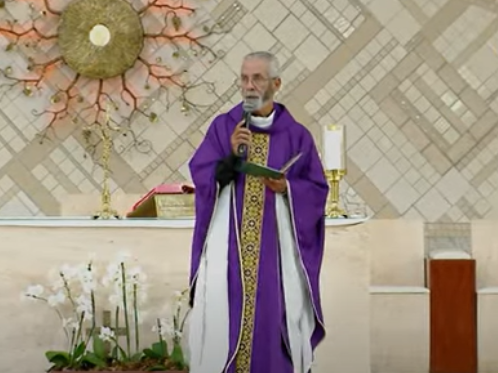 Nossa Senhora nos ensina que a nossa consolação vem de Deus - Padre ...